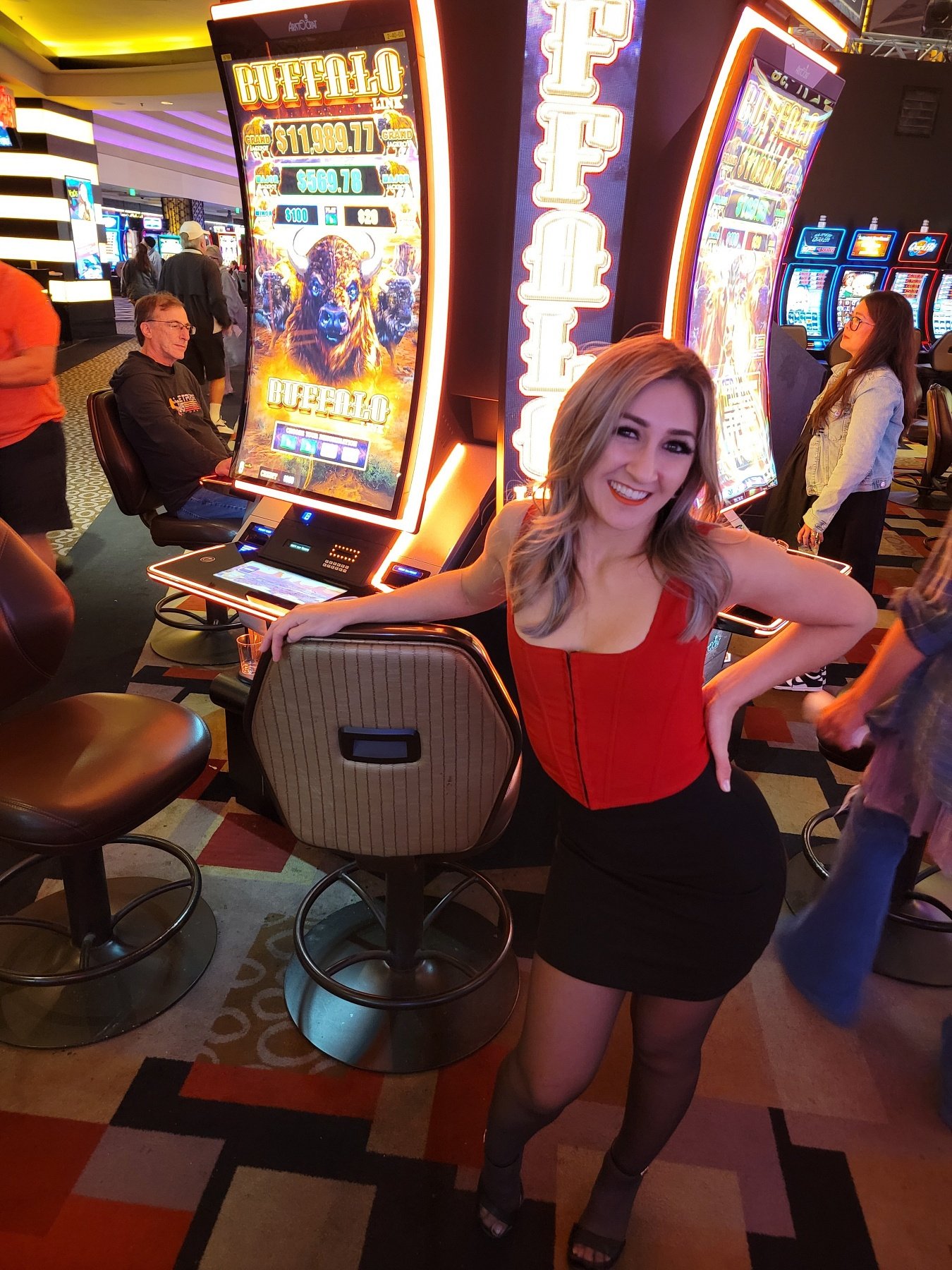 Las Vegas Cocktail Waitress ️ Female Entertainer In Las Vegas Slixa