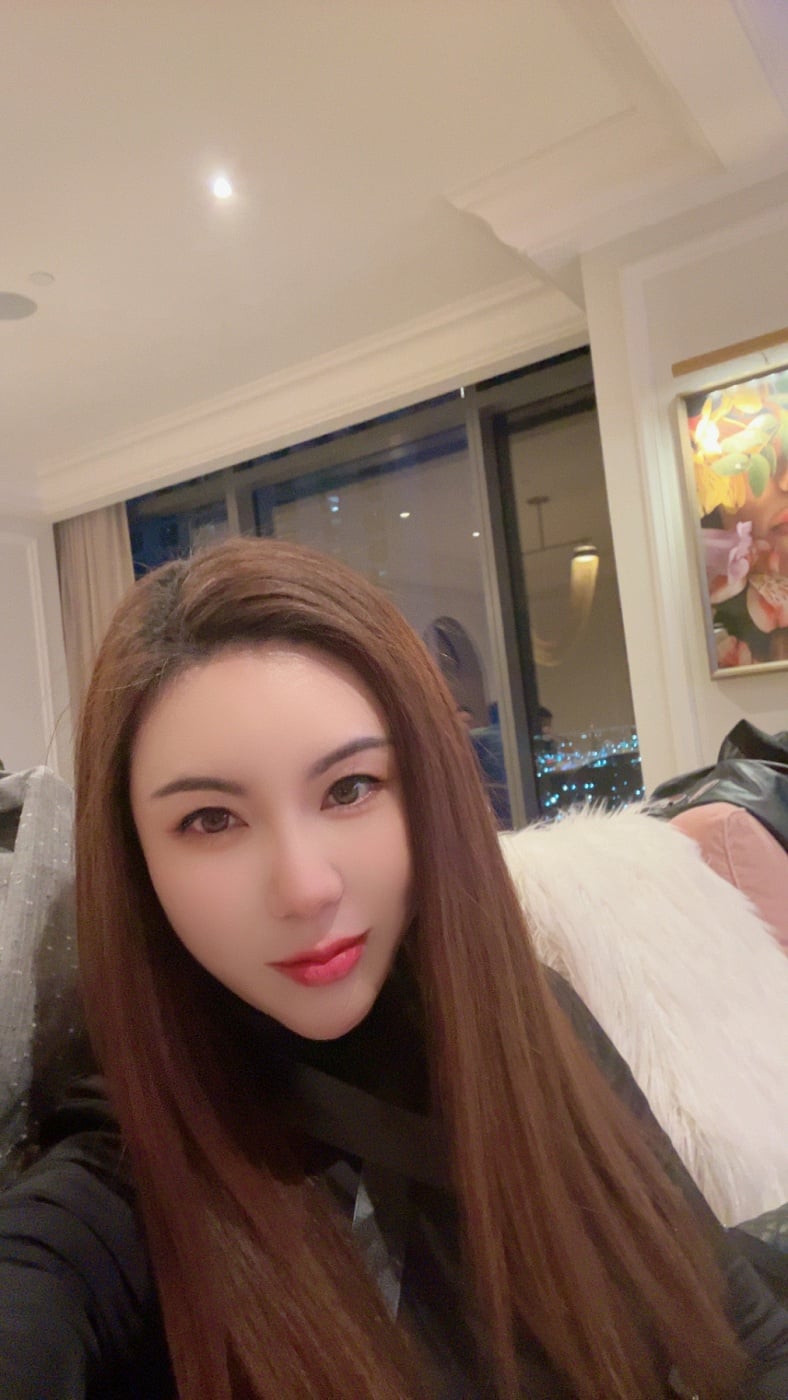 Coco ️ Slender Brunette Female Entertainer in Las Vegas | Slixa