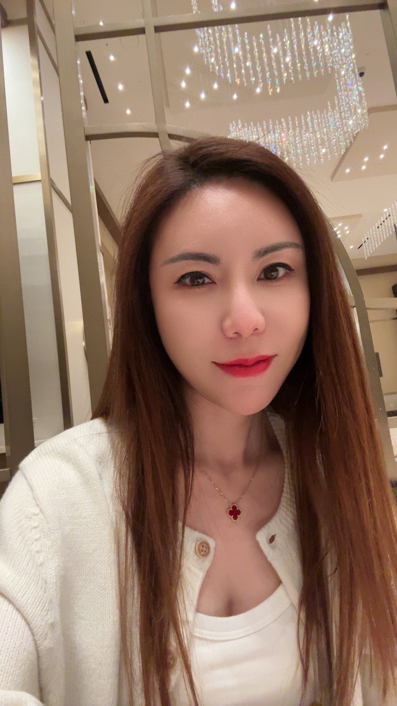 Coco ️ Slender Brunette Female Entertainer in Las Vegas | Slixa